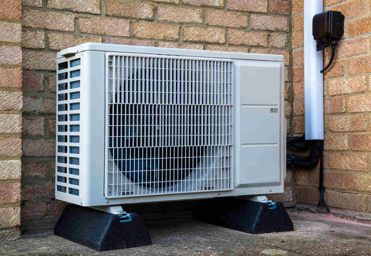 The Cost of a Heat Pump vs Gas Furnace vs Hybrid in Canada